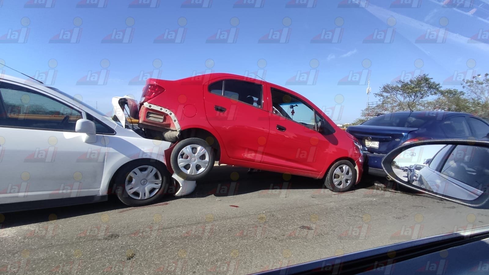 Más de 10 autos en accidentes en el periférico de Mérida