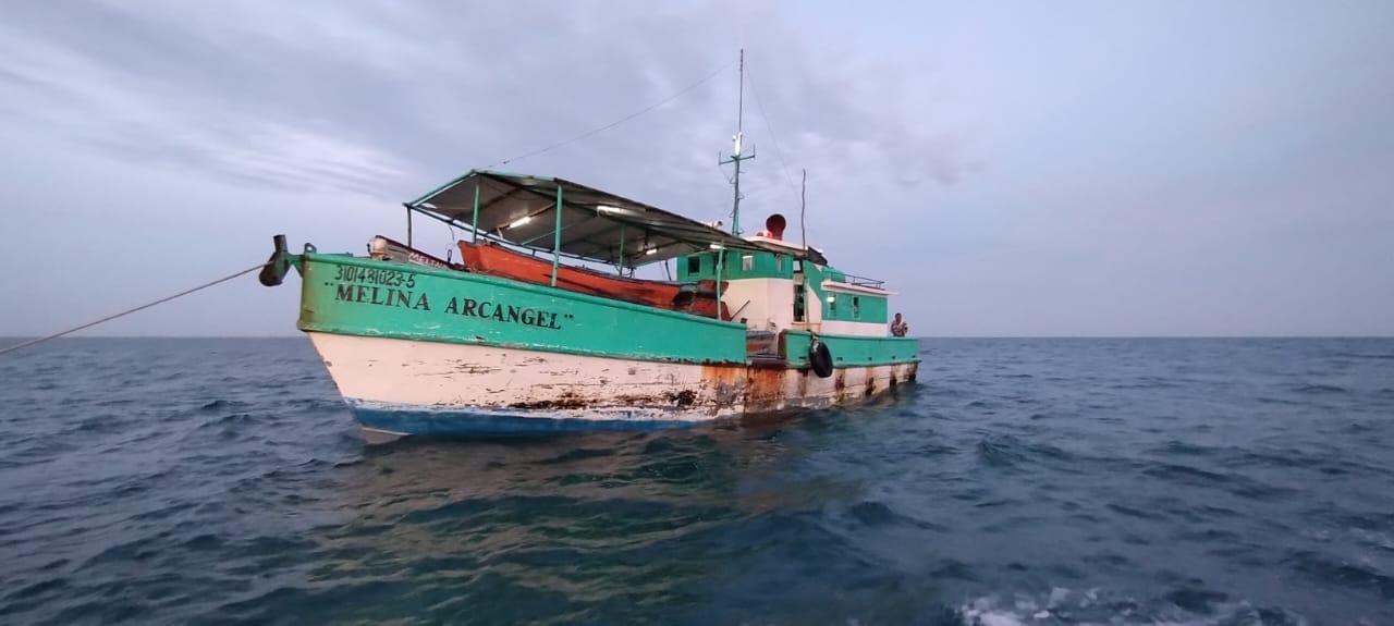 Personal naval realiza rescate de embarcación en Río Lagartos