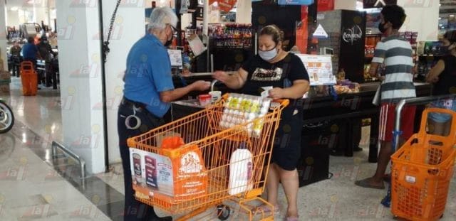 Regresan los abuelitos 'cerillitos' a los supermercados de Campeche Regresan los abuelitos 'cerillitos' a los supermercados de Campeche