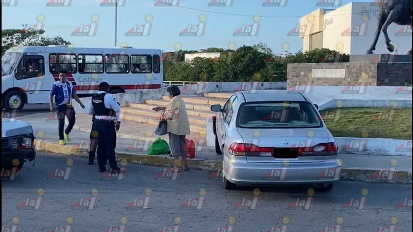 Abuelita no respeta su alto, choca y acaba en la glorieta de Francisco ...