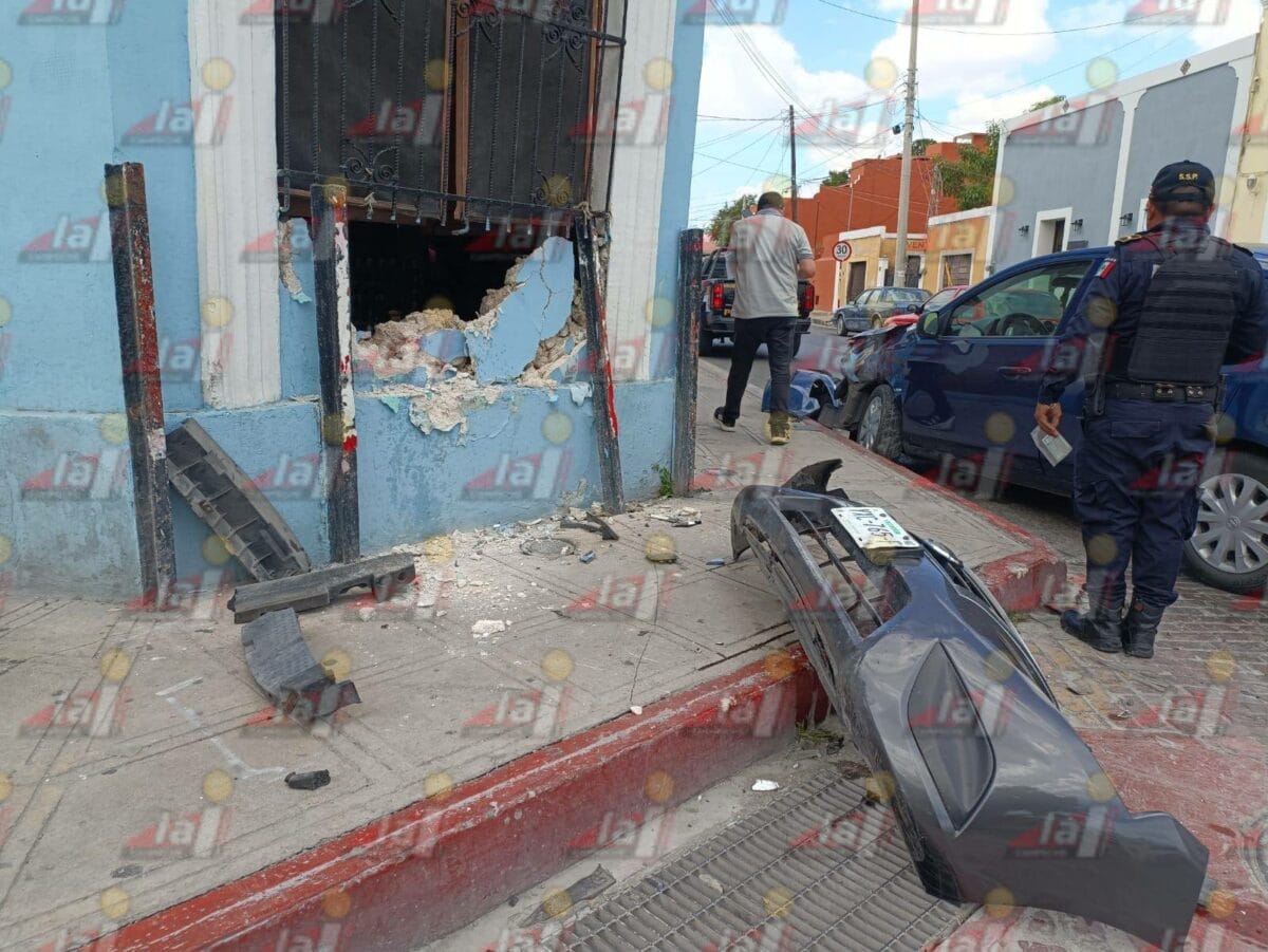 Aparatoso choque en La Ermita deja la pared de una casa derribada