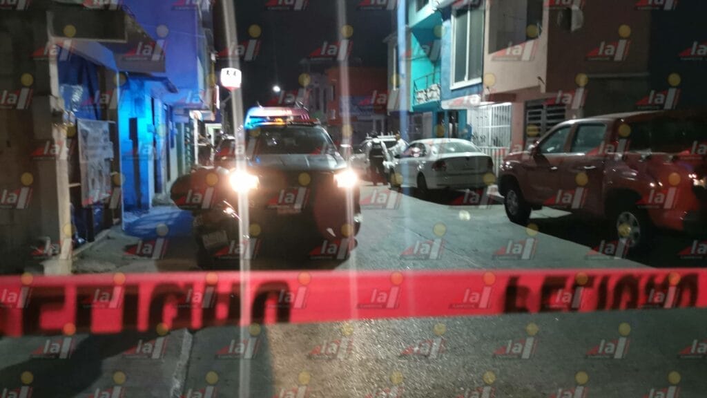 Dos sujetos balean fachada de dos domicilios en la colonia Villa de Santa Ana