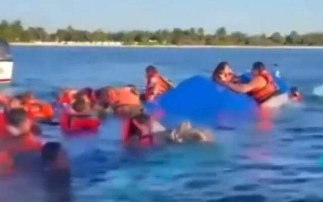 VIDEO: Se vuelca lancha turística con 30 personas en Cozumel: Reportan ...